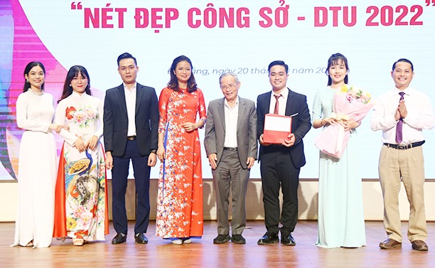 Trình diễn Thời trang “Nét đẹp Công sở - DTU 2022” ngày Phụ nữ Việt Nam ...